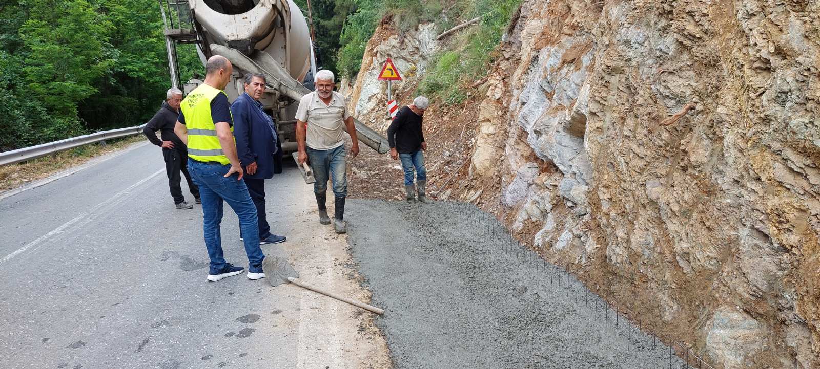 Συνεχίζονται οι εργασίες βελτίωσης και προστασίας των δρόμων από τη ...